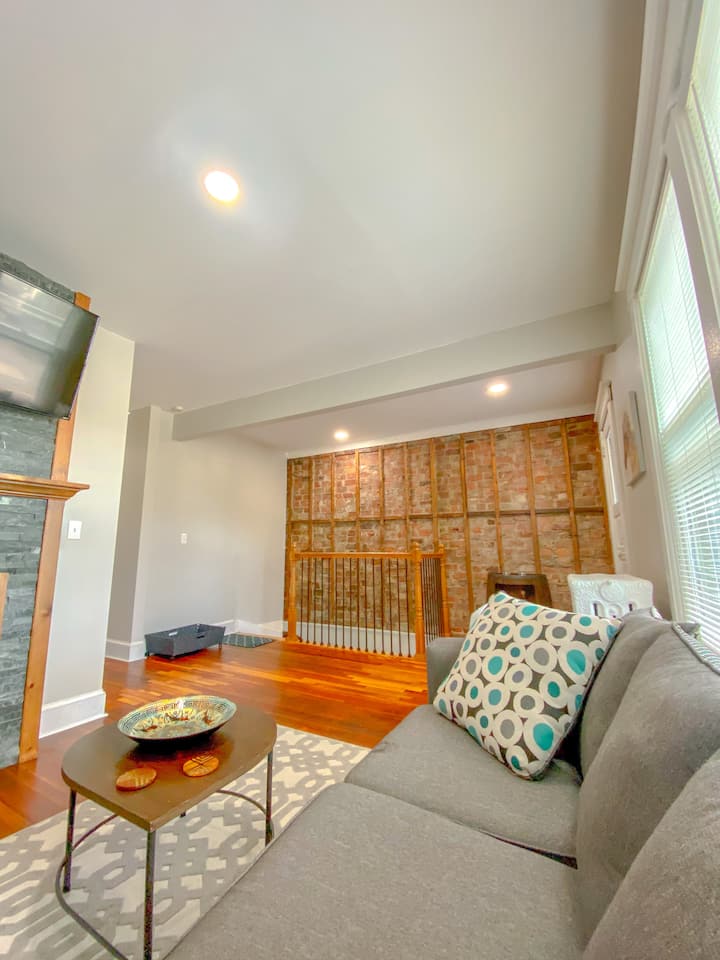 *The Blue House* Incredible 3 Bedroom Apartment - Albany, NY