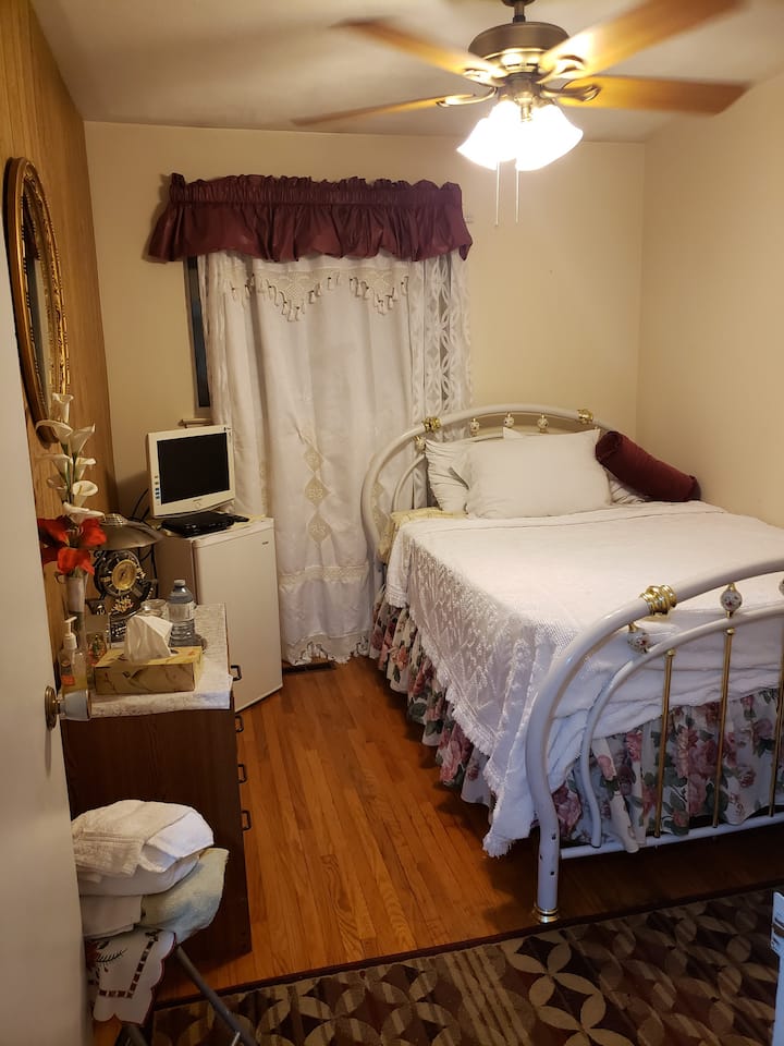 Private Room, T. V Nice View Share Bathroom - Brampton