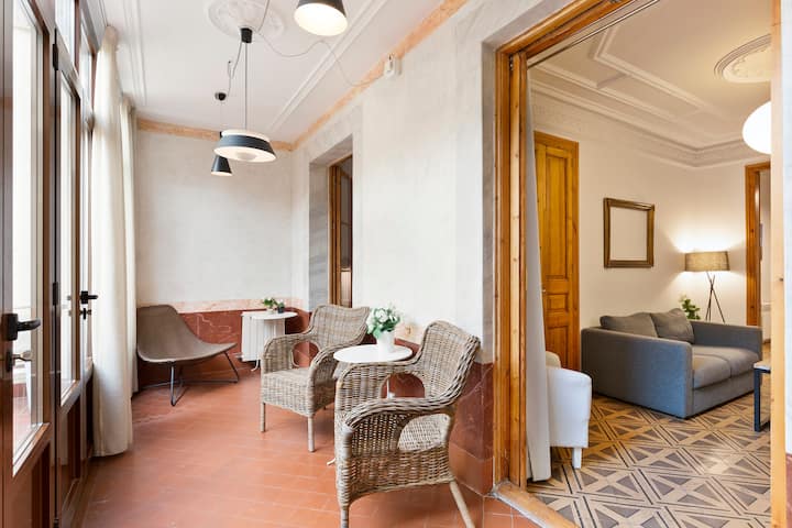 Apt. W/ Patio, 3 Bedrs, 2 Bathrs & Ac (7 Adults) - Barcelona