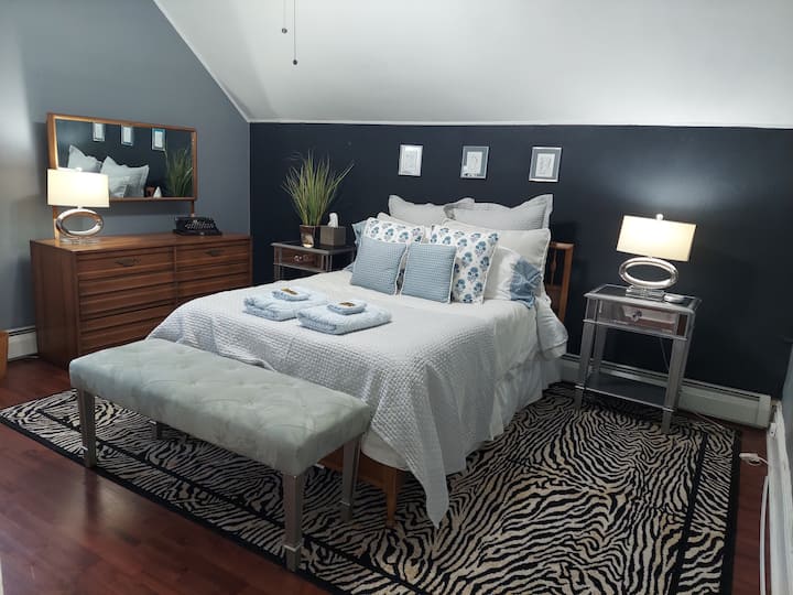 Cozy Mid-century 2br • Near Brown/thayer • Parking - Providence, RI