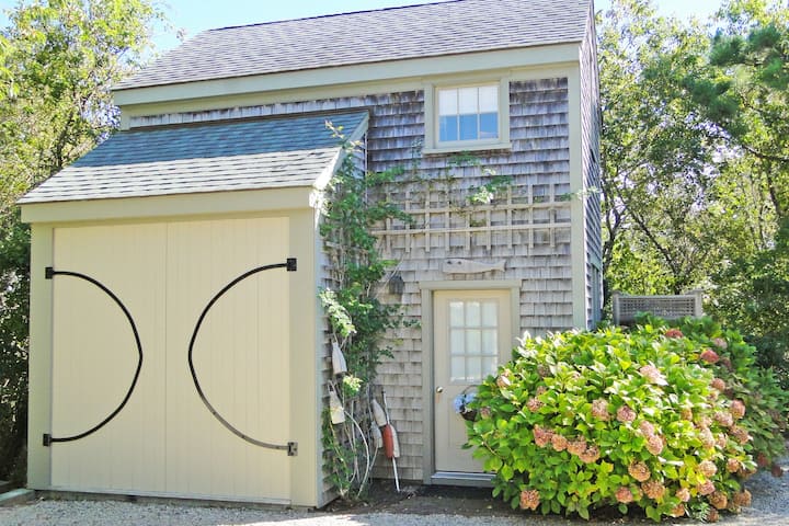 In-town Private Cottage W/ Parking - Nantucket, MA