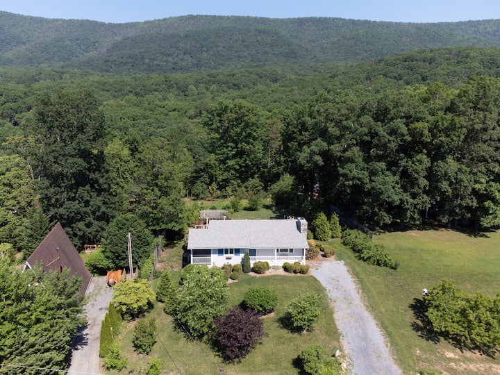 Mountain Meadow Cottage W/ Hot Tub & Mt Views - Virginia