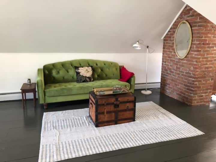 Cozy & Stylish Victorian Studio – Prime Location - North Beach, VT