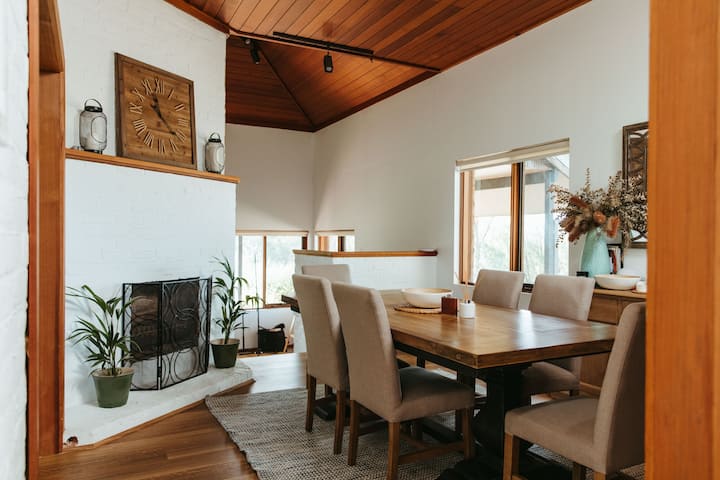 Gorgeous Country Home With Spa & Sweeping Views - Clarence