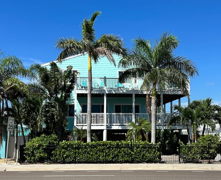 8br/4ba Sleeps Up To 20 People! Prime Location! - Madeira Beach, FL