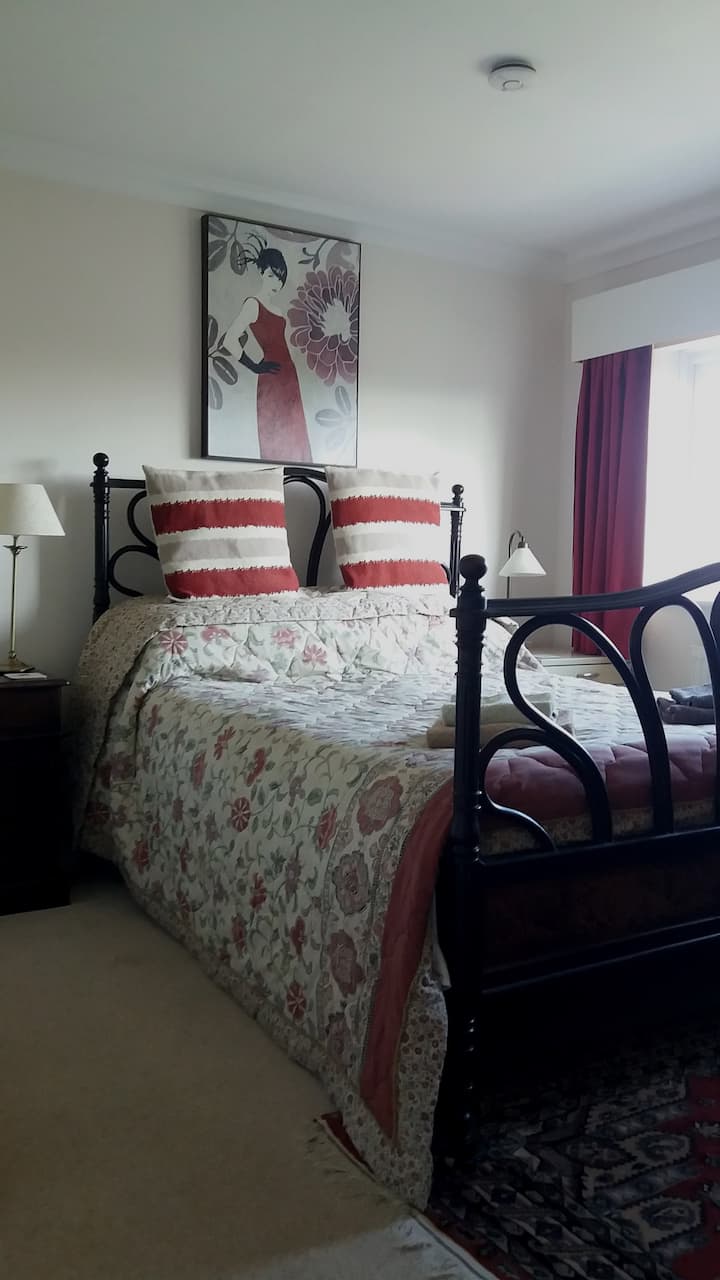 Two Private Doubles, One Single Room And Bathroom - Brockenhurst