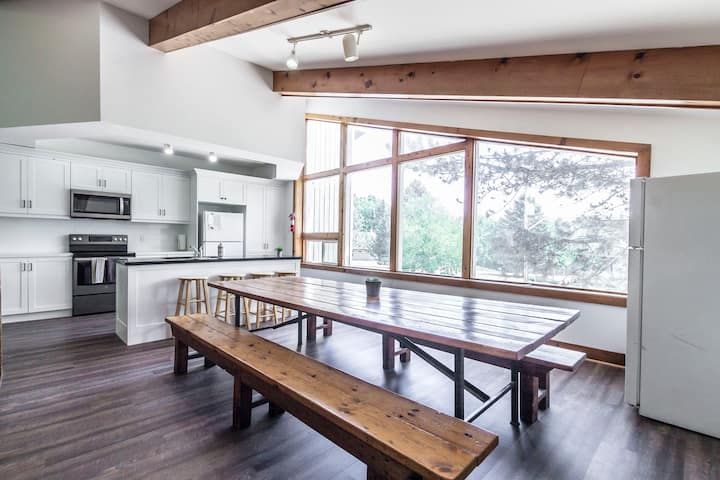 Balcony-backyard-parking-sauna-sleeps 20 - The Blue Mountains