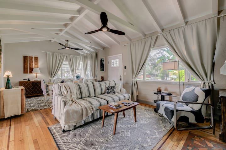 The Lavender Cottage  5 Blocks To Tampa Bay! - Saint Petersburg, FL