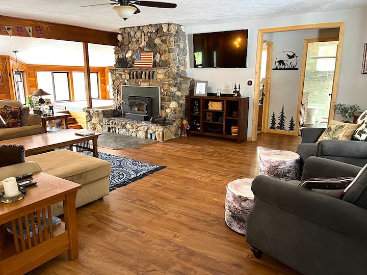 Large 5 Bed 3 Bath Cabin With 2 Full Kitchens Will Accommodate A Larger Group. - Priest Lake, ID
