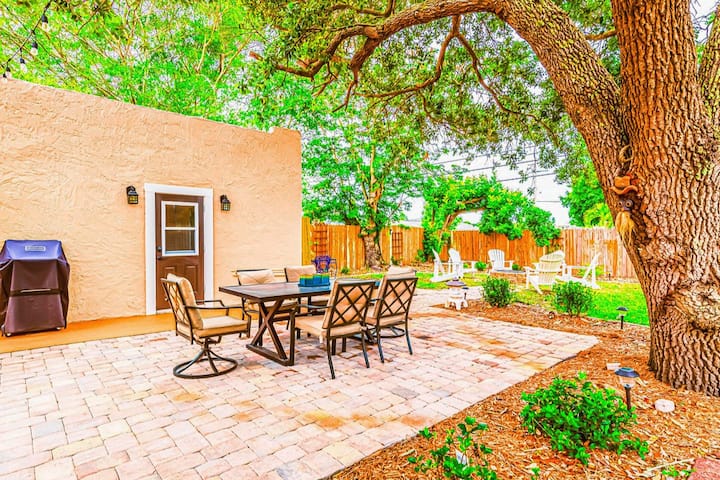 Quaint Villa 20 Min To Beach, Hot Tub + Garden - Bradenton, FL