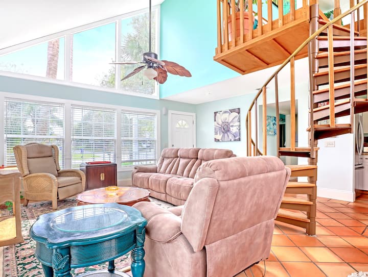 Tropical Chalet W/ 3 King Beds & Above-ground Pool - Sebastian, FL
