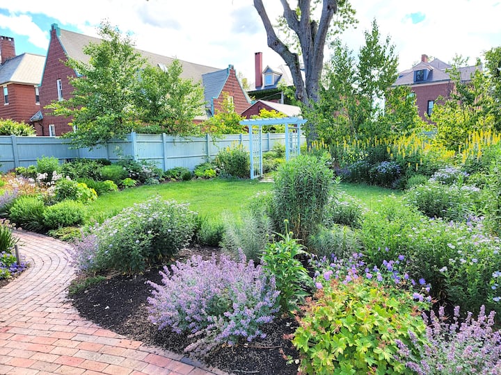 Skolfield Inn | Private Entrance | Garden - ポートランド, ME