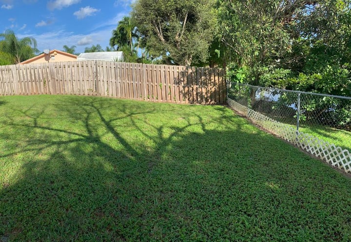 Dog-friendly 1/1 Apartment With A Fenced Backyard - Royal Palm Beach, FL