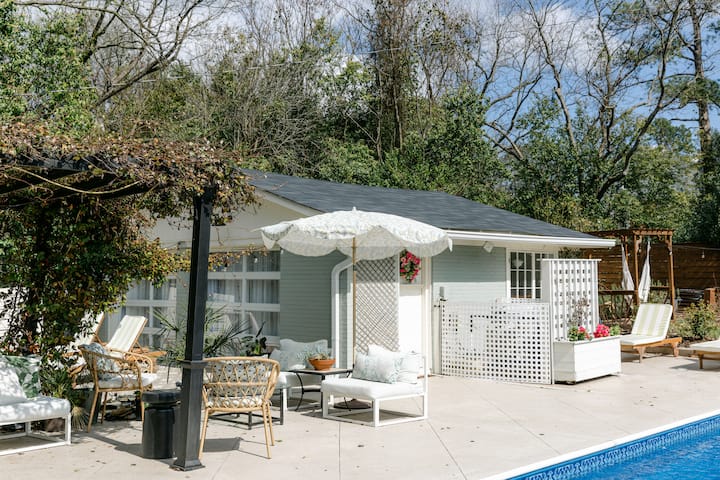 Lush Bohemian Poolhouse - Augusta