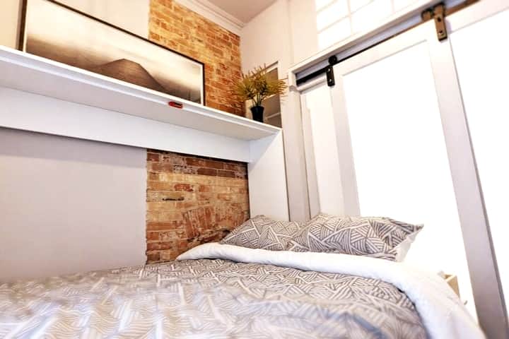 Newly Furnished: 2 Bedroom, +Parking & Yard - Toronto