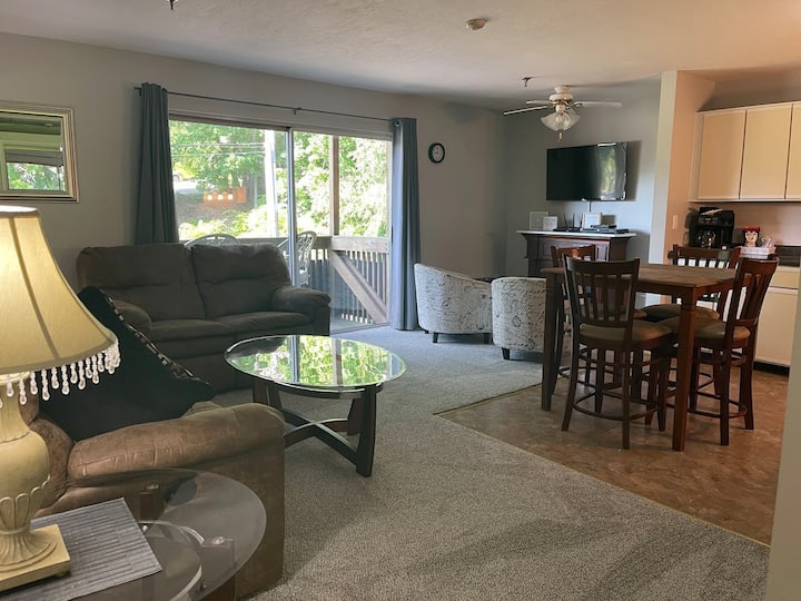 2 Bedrooms, Restaurants, 7 Minutes To Weirs! - Gilford, NH