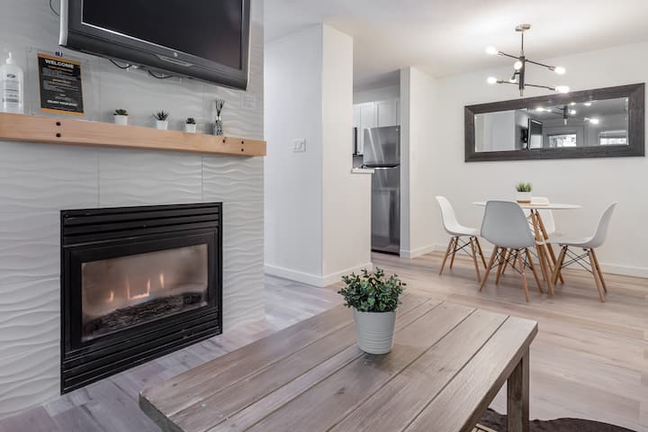 Hot Tub & Free Parking & In-suite Laundry - Whistler