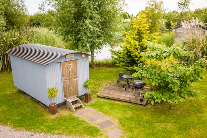 Luxury Shepherd's Hut At Ty Coch Campsite Cardiff - Newport