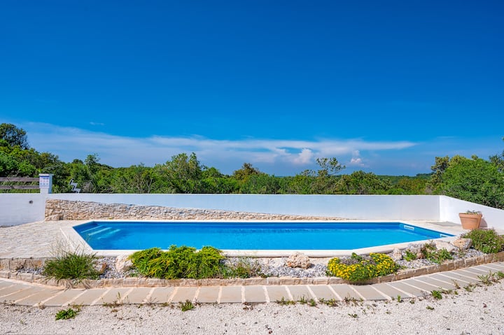 House Near Beach With Private Pool For 10-12 - Pula