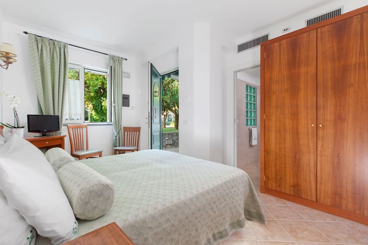Classic Room With Garden View In Boutique Hotel - Anacapri