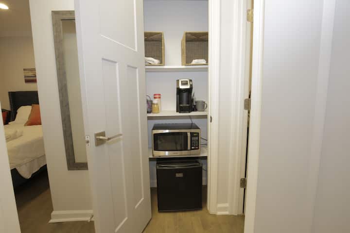 New Decor! Cozy Modern Renovated Private Suite! - 보스턴