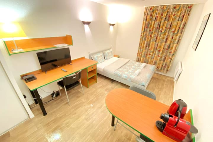 10 Min Walk To Metro Line 1, Aparthotel La Défense - Nanterre