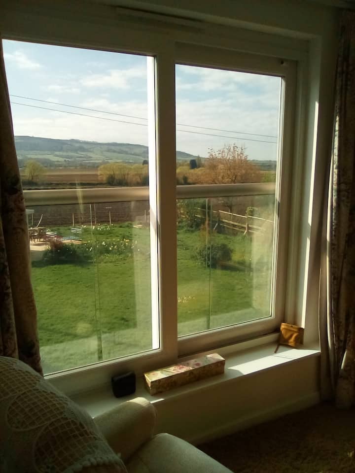 King Sized Bed En Suite. - Evesham