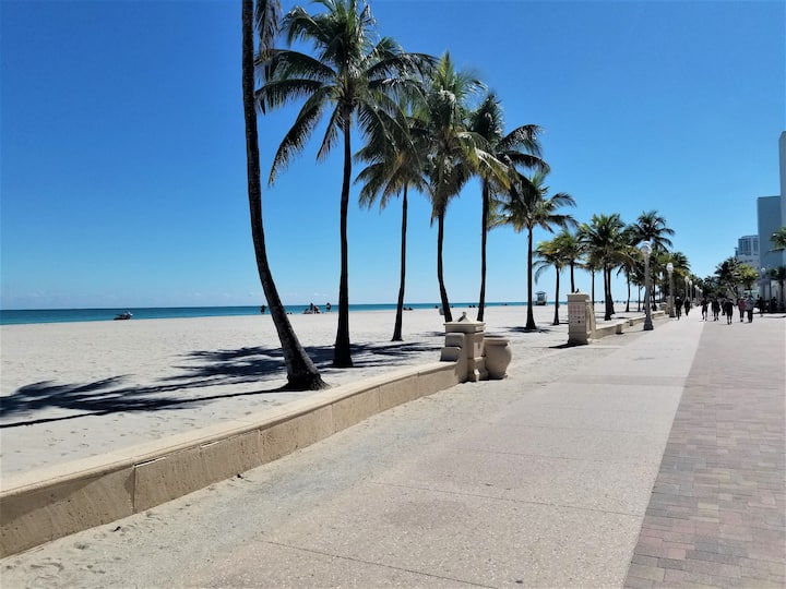 Beautiful Condo On The Beach With Ocean&city Views - Hollywood, FL