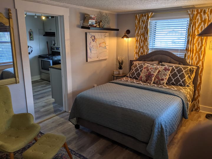 Historic Kenwood Upper Deck Studio- Apt 2 - Pinellas County, FL