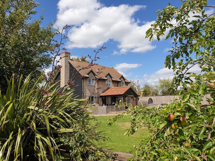 Quarterway House-ely, Hot Tub, Sauna, Gym, Gardens - Ely