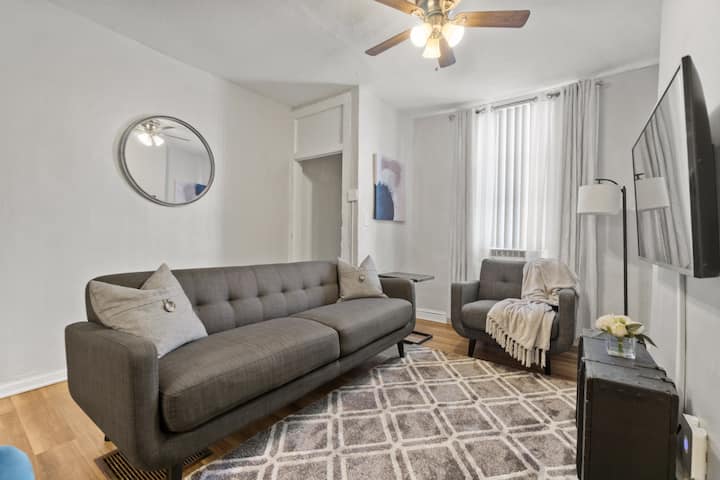 Two Bedroom W/office Den Near Hopkins - Baltimore