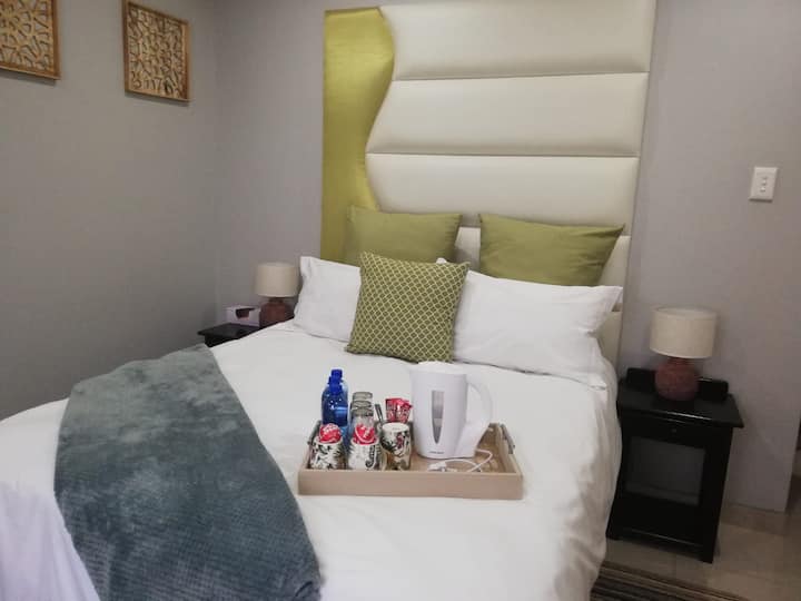 A Warm Cosy Private Room, Inside The Main House. - Amanzimtoti