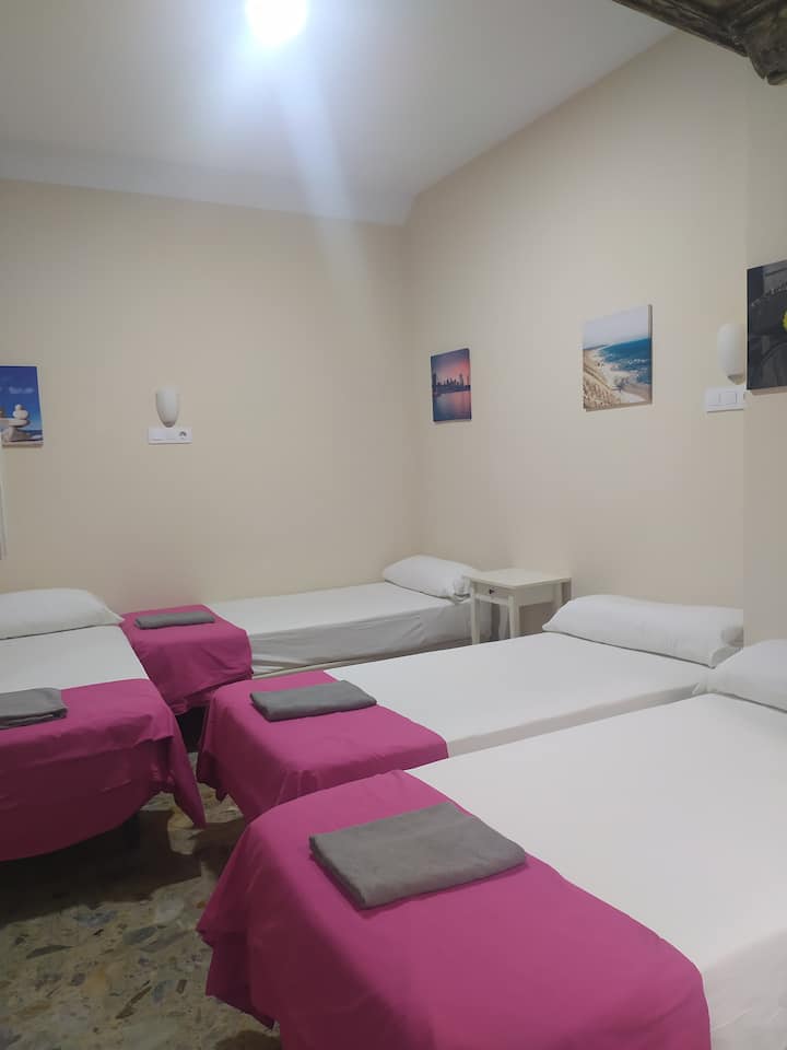 Pension Azahar - Familiar (4 Camas Individuales) Baño Privado - Tarifa Estandar - Sevilla