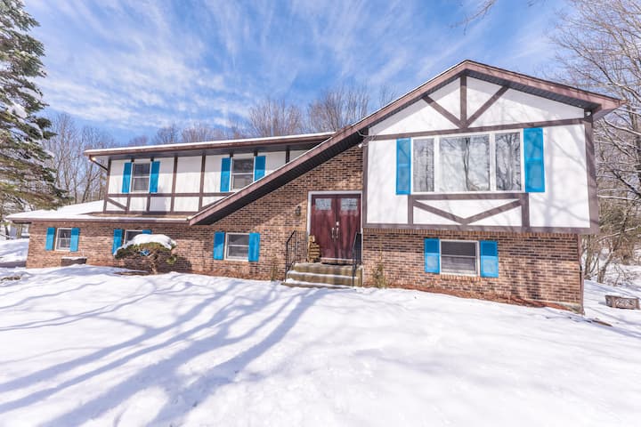 Pocono Family Getaway Hot Tub, Game Rm &Family Fun - Kalahari Indoor Waterpark, Pocono Manor