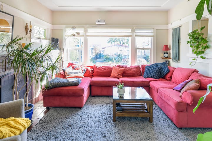 Gorgeous And Comfortable Craftsman Bungalow - Oakland, CA