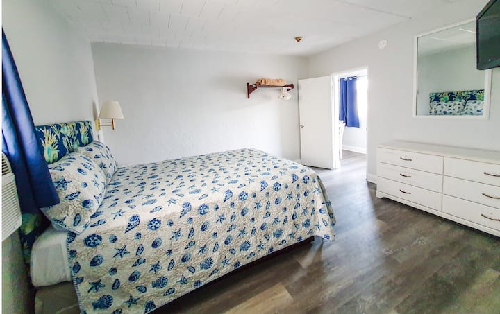 Coral Sands Motel - Cozy Queen Room - Ocean City