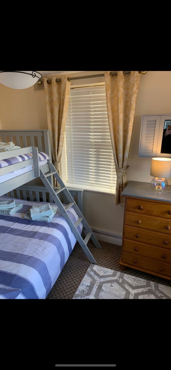 Westport Centre Apartment Ground Floor - Sleeps 7 - 韋斯特波特
