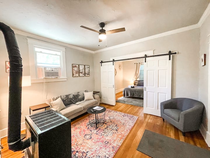 Gorgeous Cottage Downtown Cos | Pet Friendly - Colorado Springs, CO