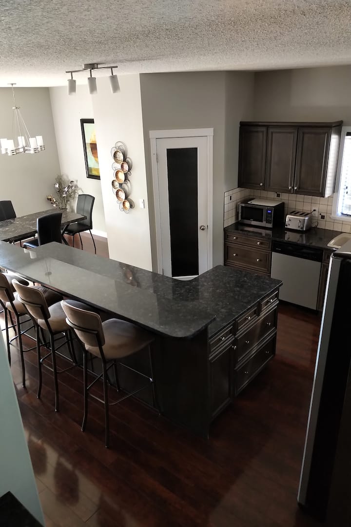 Riverbend Retreat - Medicine Hat