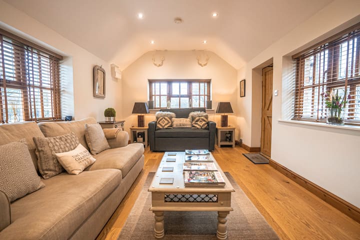 Entire Stable Block In Warwickshire Countryside - Warwick