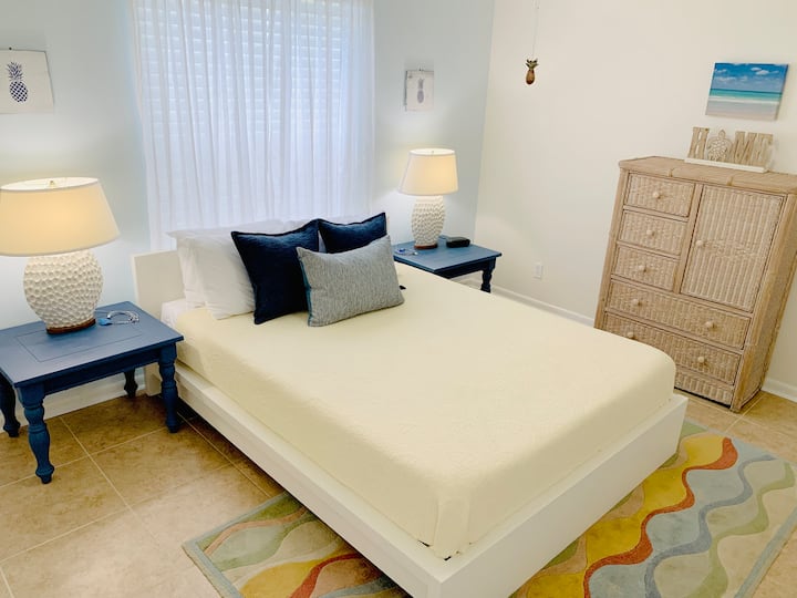 Pineapple Suite: Spacious, Private, Great Location - Anna Maria Island, FL