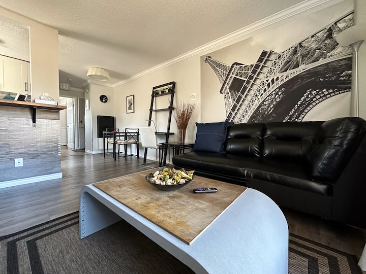 Modern & Cozy Contemporary Condo Suite (#3) - Calgary