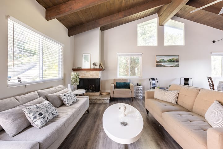 Crestline Home Away From Home With Treetop Views - Crestline, CA