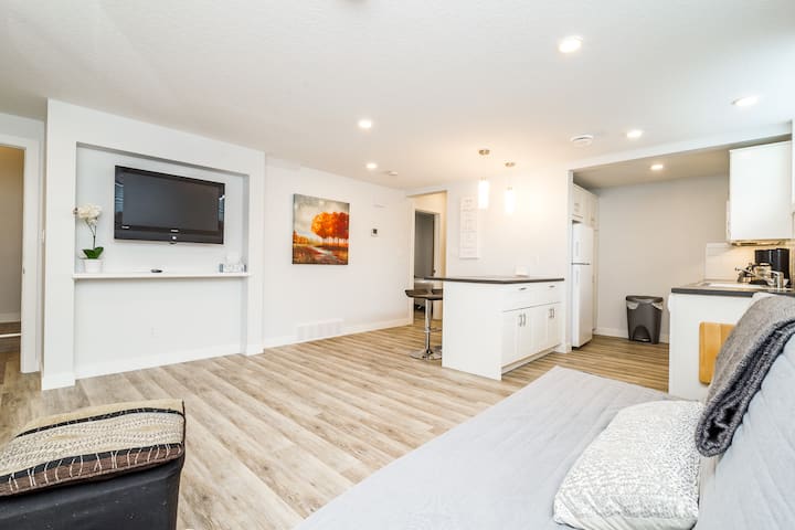 Gorgeous 2 Bed Suite Centrally Located In Edmonton - Edmonton
