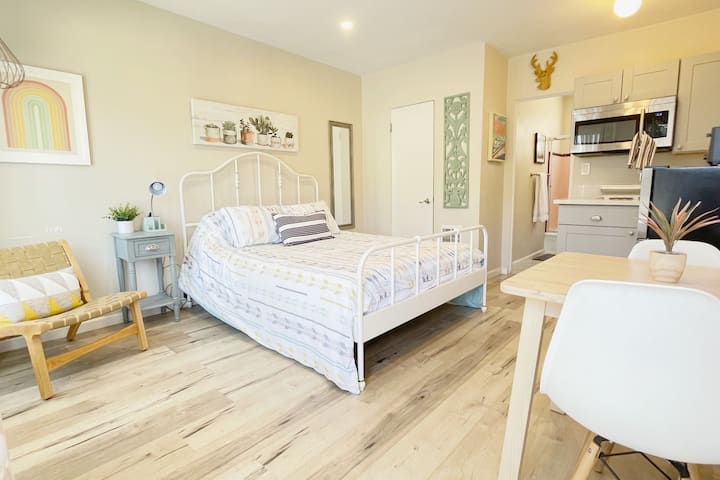 Cozy Palms Studio Apartment - Los Angeles