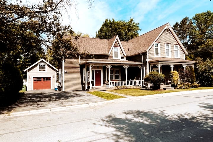 Central Downtown House. Brand New Refurb. - Fredericton