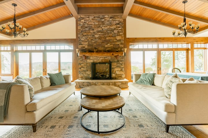 Idyllic Farm House With Outstanding Views! - Snoqualmie, WA