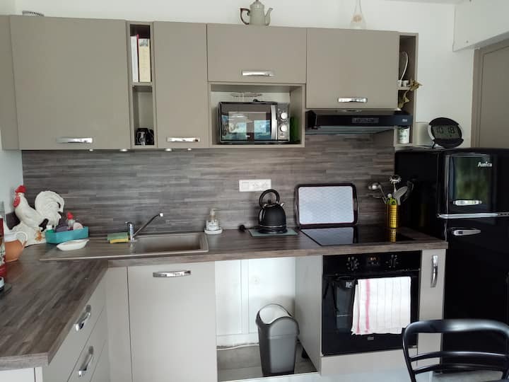 Chambéry, Belle Vue, Beau Quartier Dans La Verdure - Chambéry