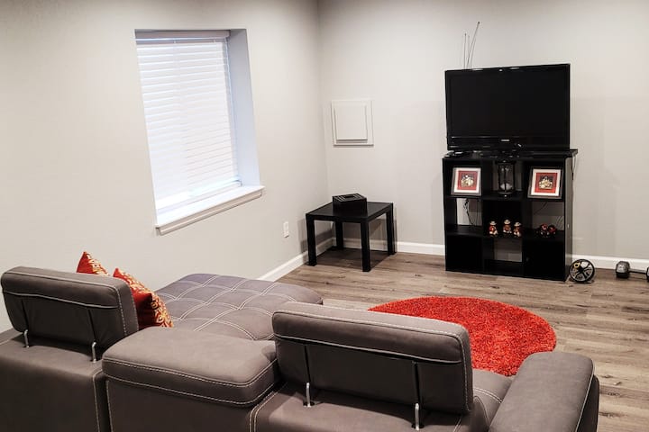 Comfortable Basement Studio /  Parking On Premises - Loveland, CO