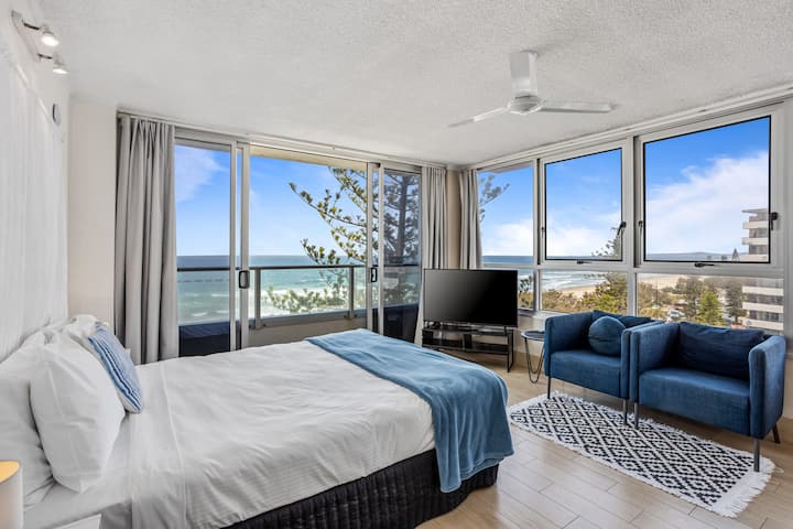 Unbeatable View: Charming Chateau Beachside Resort - Surfers Paradise